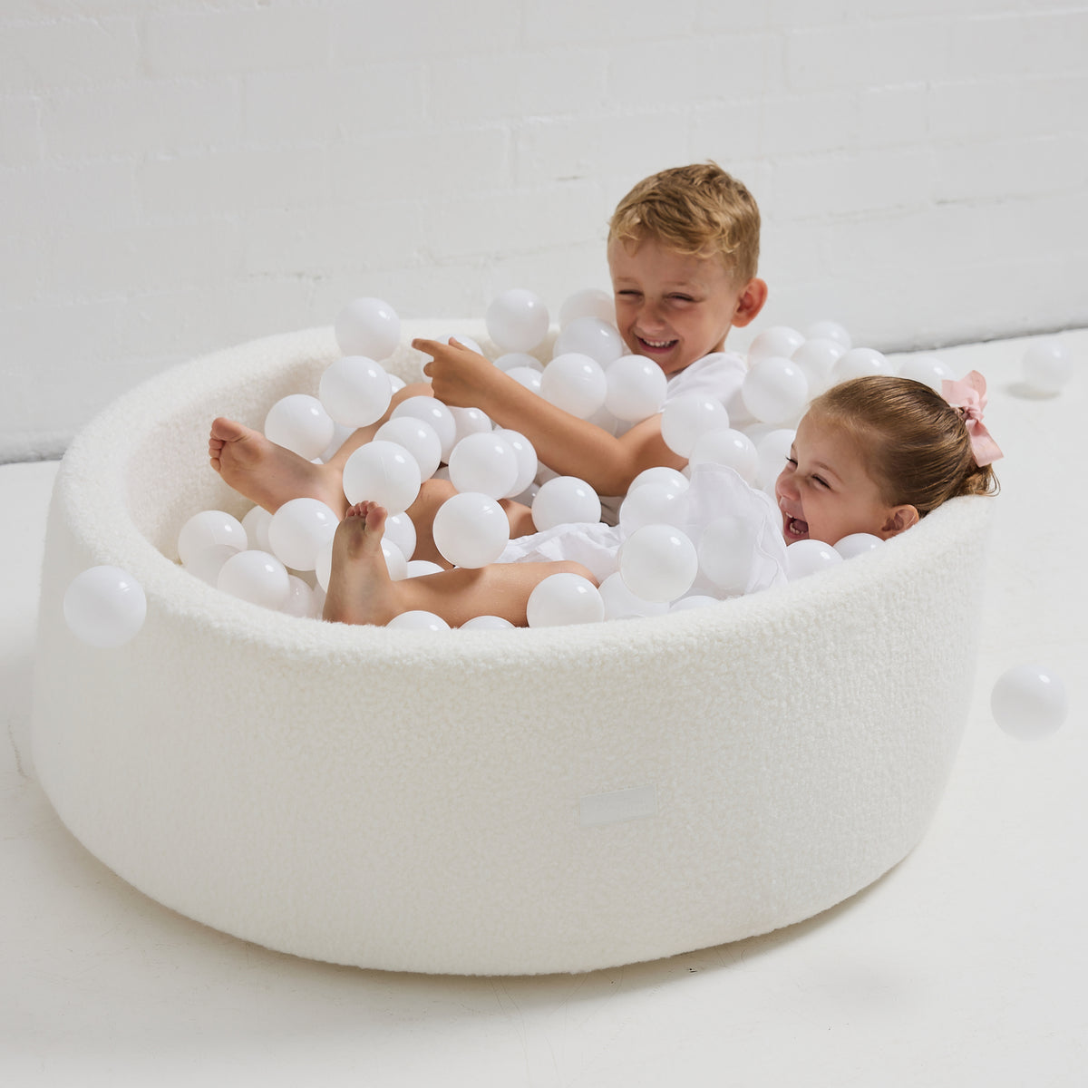 Foam Boucle Ball Pit + 200 White, Pearl & Transparent Balls – The ...