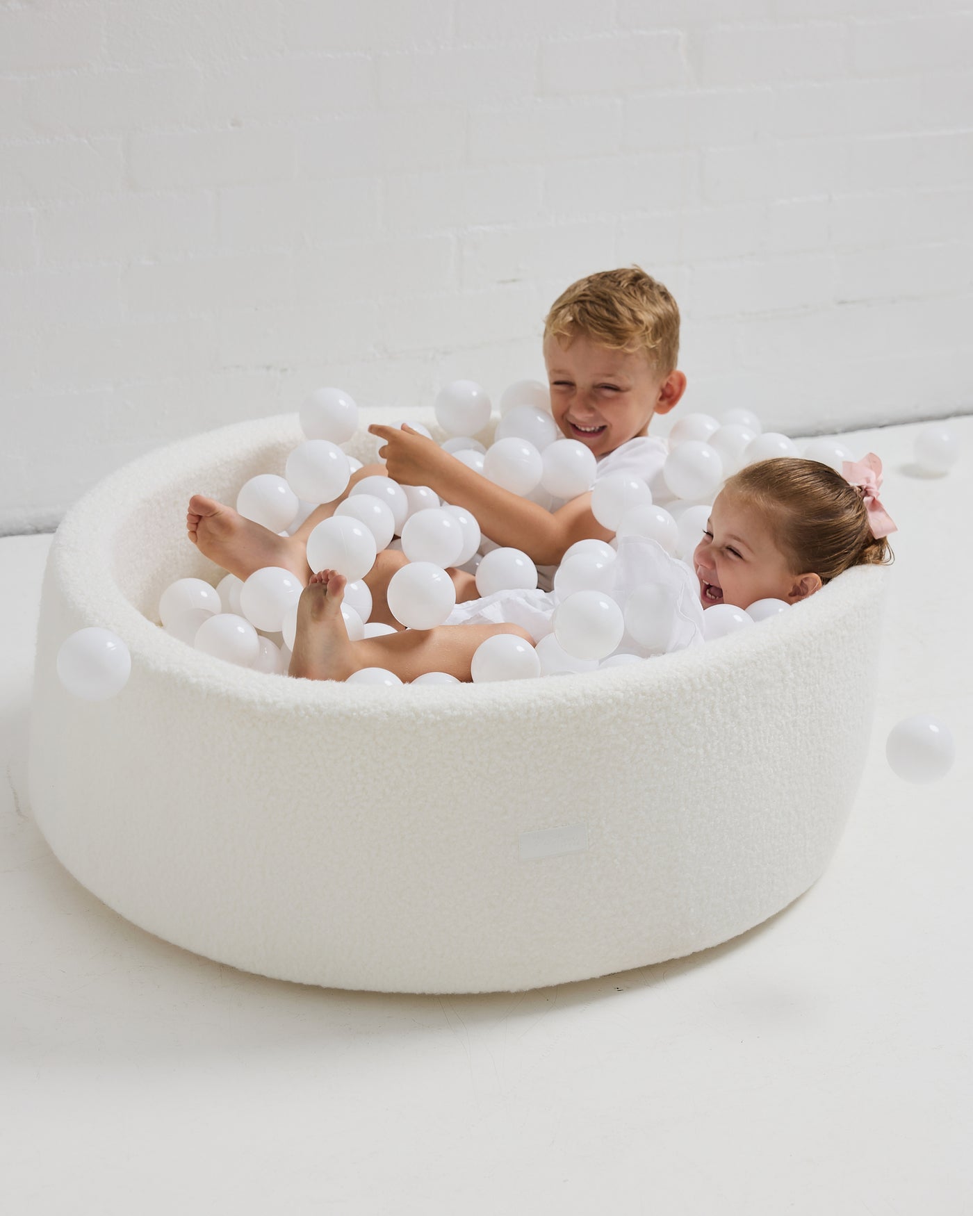 Foam Boucle Ball Pit + 200 White, Pearl & Transparent Balls – The ...